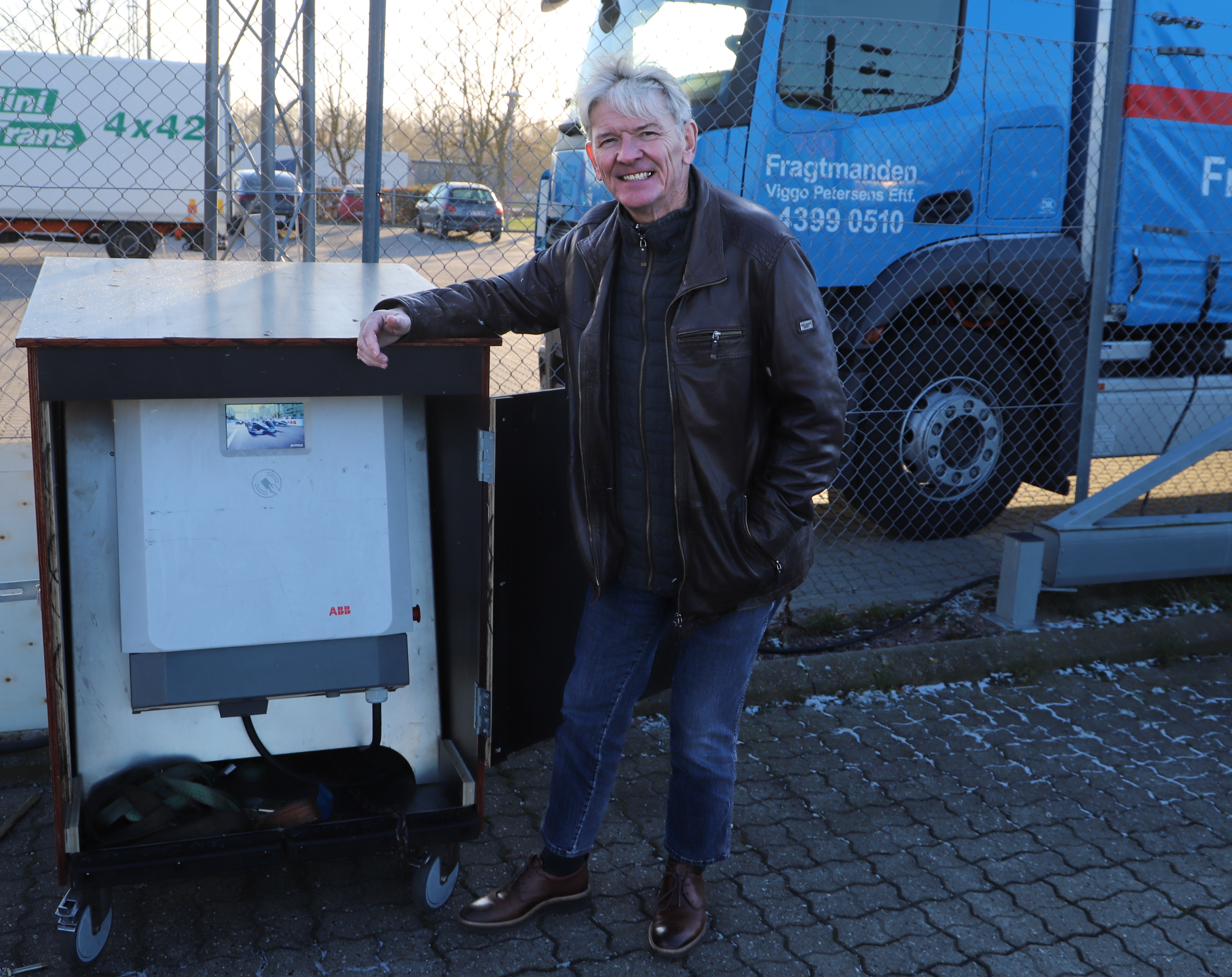 Fragtmand efterlyser plan for opsætning af opladere